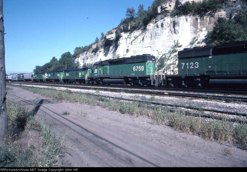 1377-10 Westbound BN freight meets eastbound transfer at Hoffman Ave
